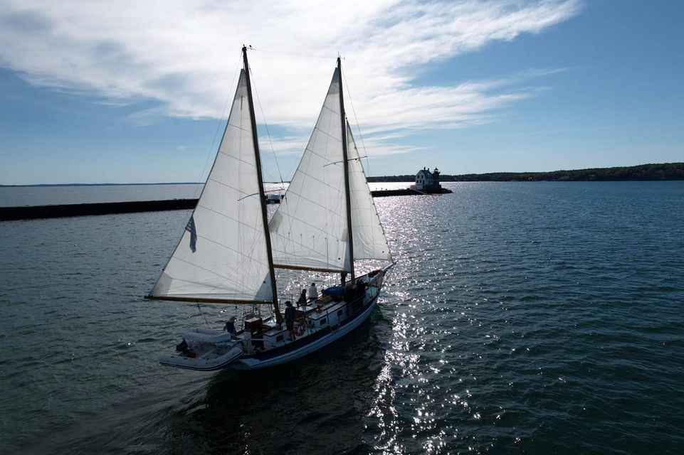 Tom DiMenna sings Gordon Lightfoot under sail aboard Morning in Maine ...